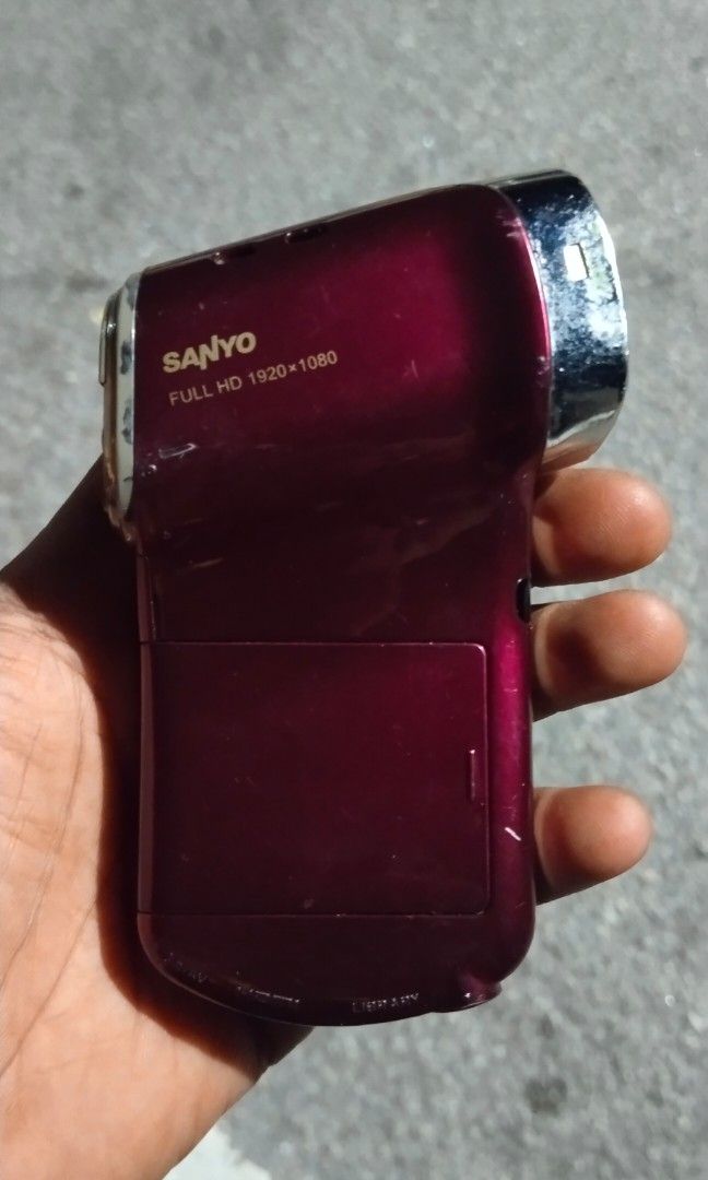 Sanyo xacti maroon flip, Photography, Cameras on Carousell