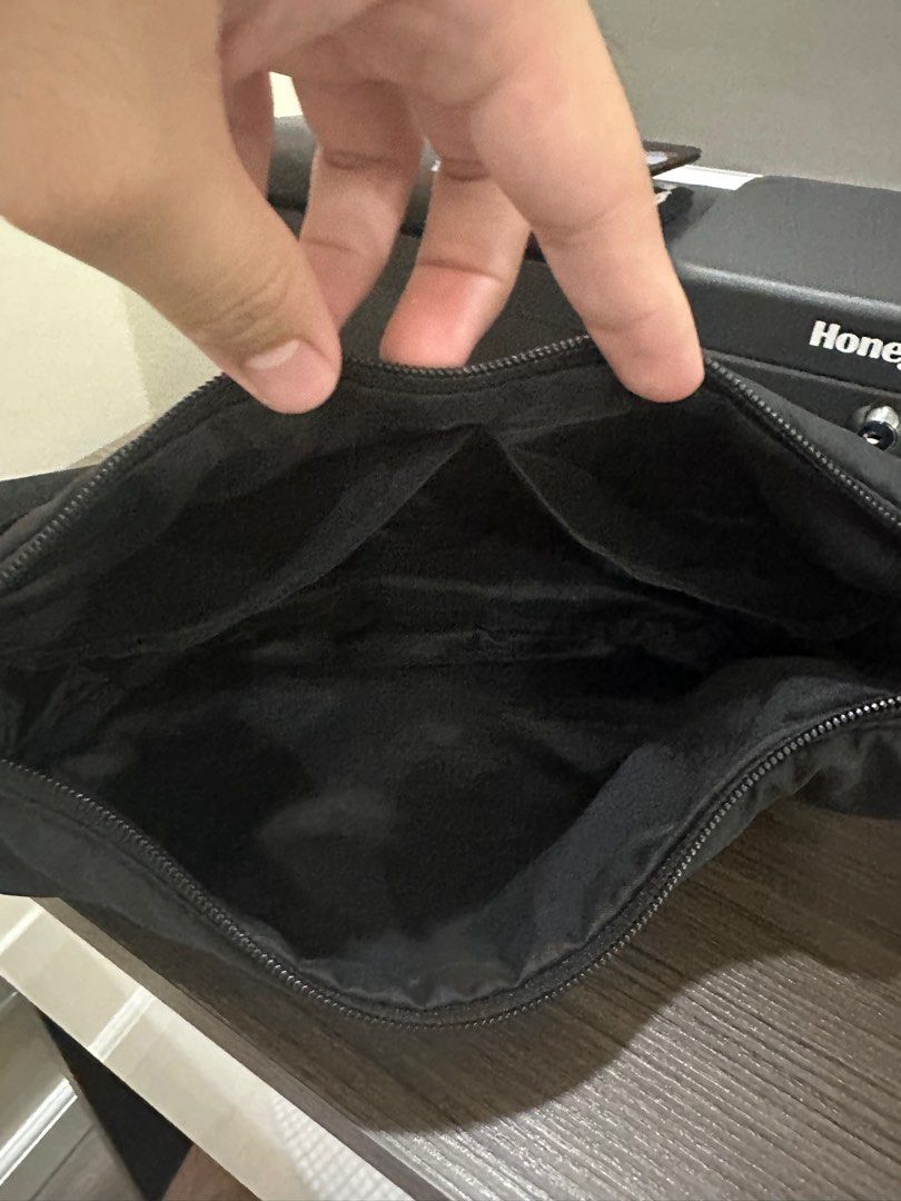 UNIQLO DUMPLING BAG, Men's Fashion, Bags, Sling Bags on Carousell