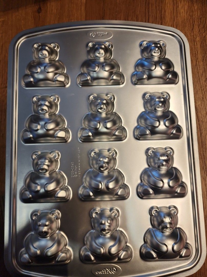 WILTON 3-D MINI BEAR CAKE PAN, Furniture & Home Living, Kitchenware ...