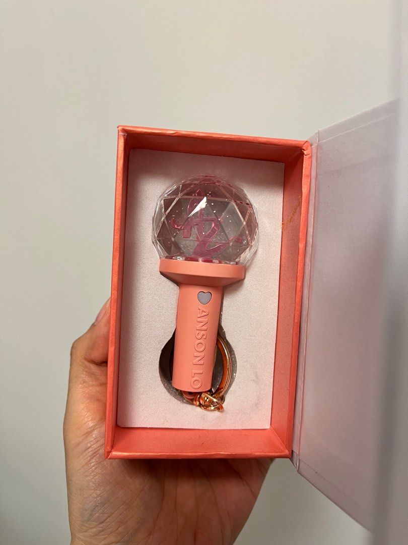 原價全新Anson Lo Fans Club小手燈, 興趣及遊戲, 收藏品及紀念品, 明星周邊 - Carousell