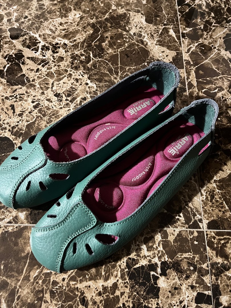 Larrie Comfort Slip On, Women's Fashion, Footwear, Flats on Carousell