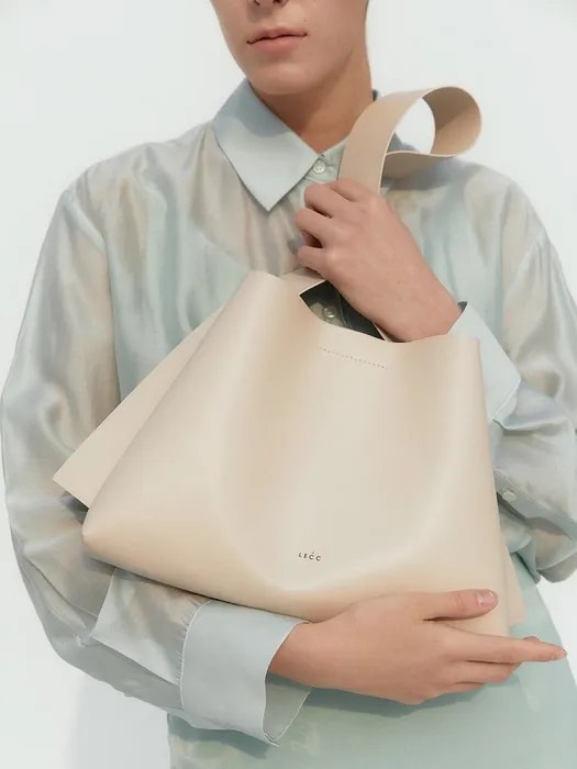 LECC PROJECT Arc Low Bucket Leather Bag, Women's Fashion, Bags ...