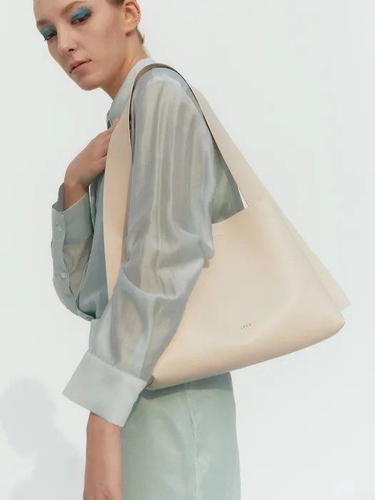 LECC PROJECT Arc Low Bucket Leather Bag, Women's Fashion, Bags ...