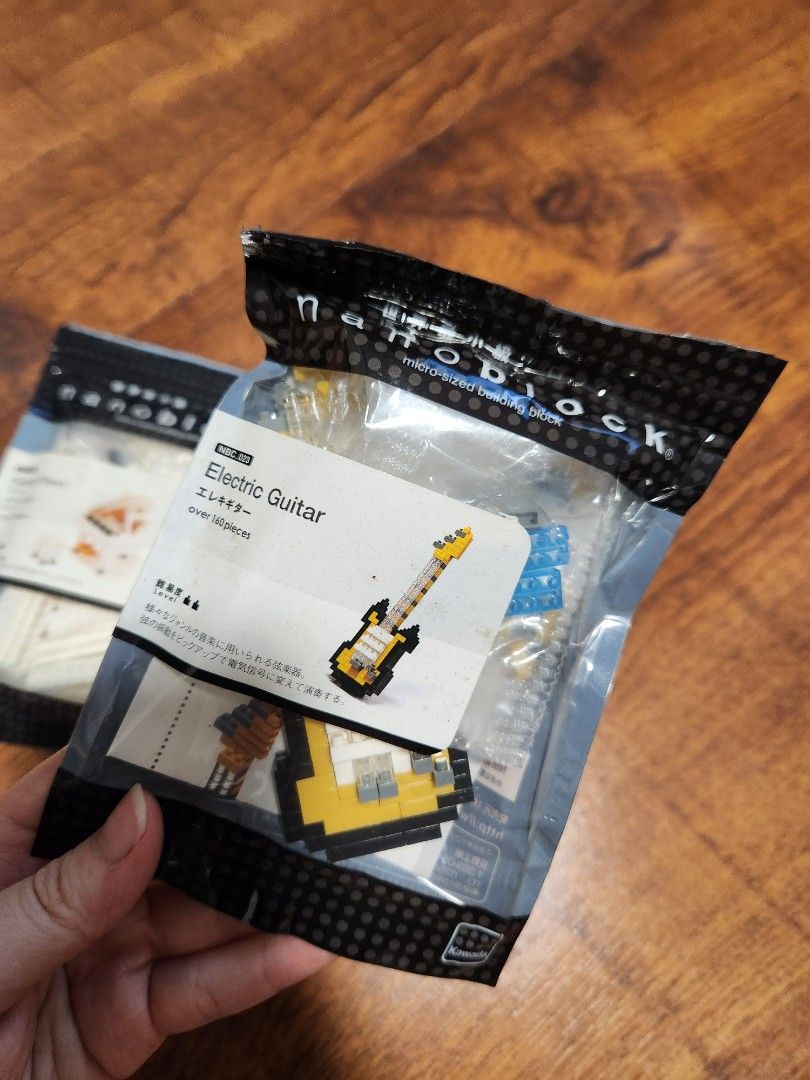 Nanoblock: white grand piano, yellow electric guitar, Hobbies & Toys ...