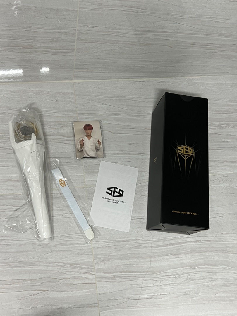 WTS SF9 Lightstick Version 2 White, Hobbies & Toys, Memorabilia ...