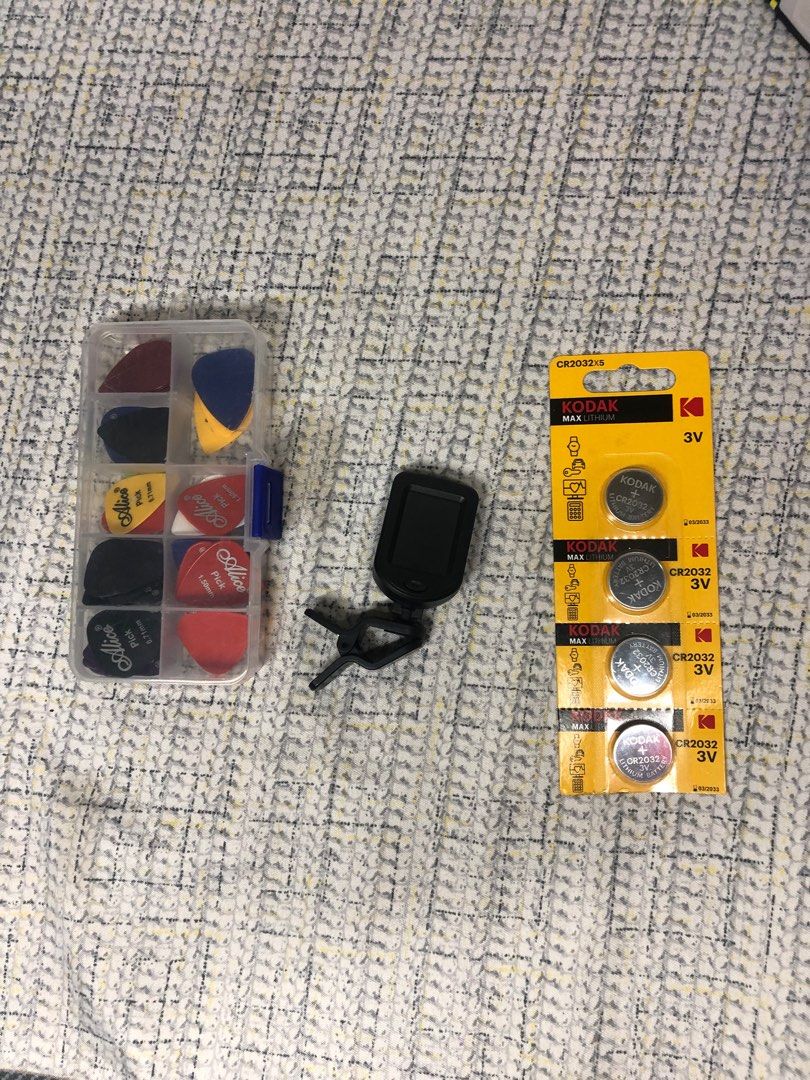 Yamaha guitar + tuner + carrying bag+batter for tuner + 35 pc different ...
