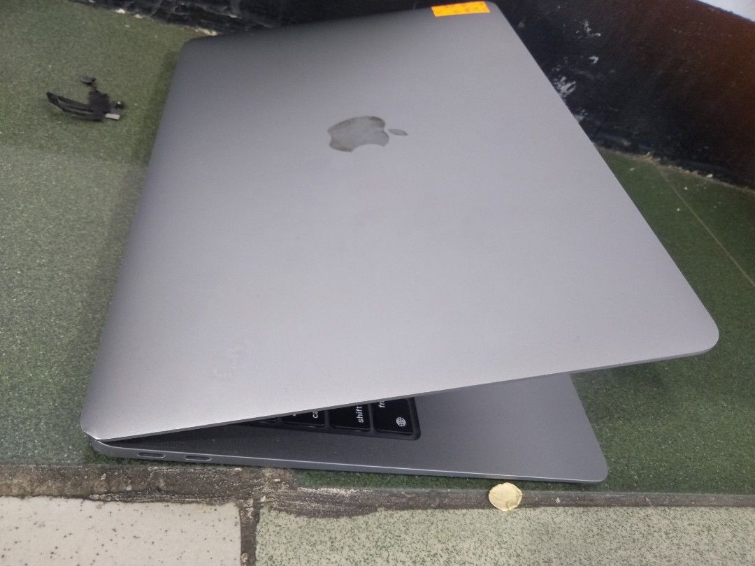 MacBook Air M1 chip Apple M1 space gray 8 GB 256ssd rush for sell ...