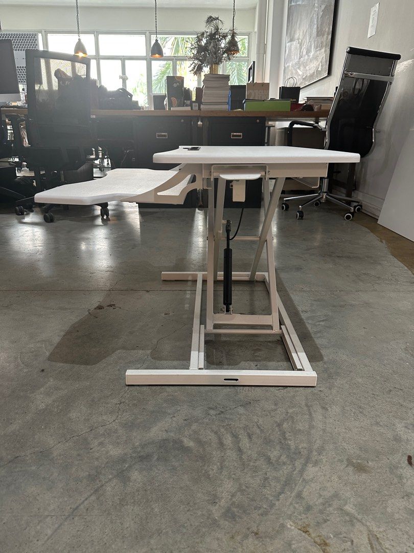 Portable sit-stand table. Adjustable height table. Standing desk ...