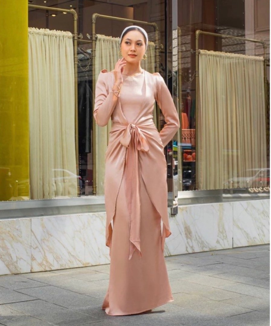 Qiszar clara wrap (GOLDEN ROSE ,M), Women's Fashion, Muslimah Fashion ...