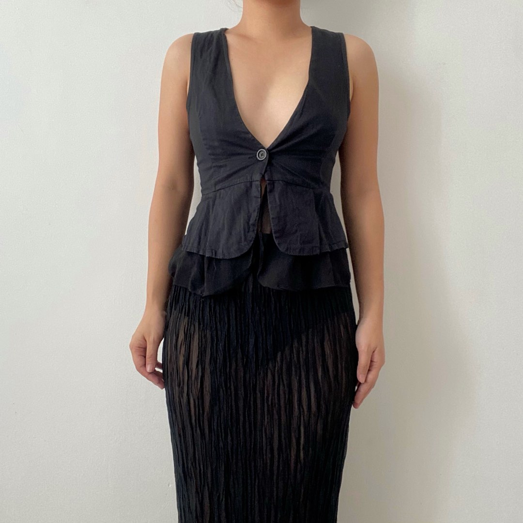 Uni-button layered vest, Women's Fashion, Tops, Sleeveless on Carousell