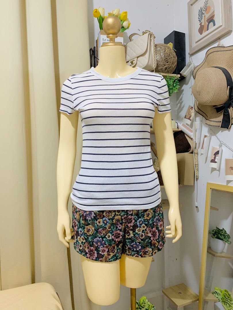 UNIQLO Ribbed Border Crew Neck, Women's Fashion, Tops, Shirts on Carousell