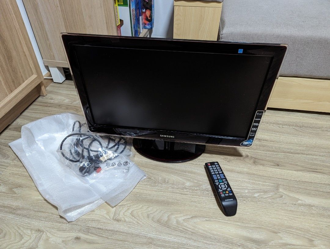 23 inch Samsung monitor/TV with built in speaker and remote, Computers ...
