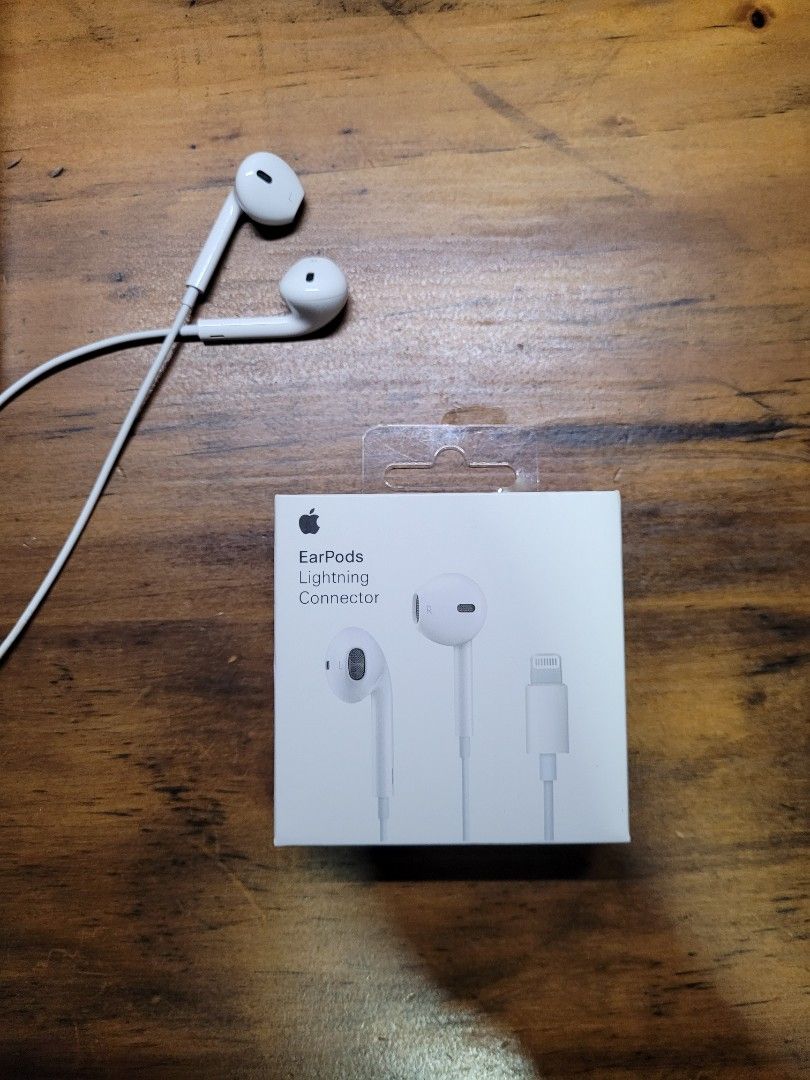 Apple EarPods with Lightning Connector, Audio, Earphones on Carousell