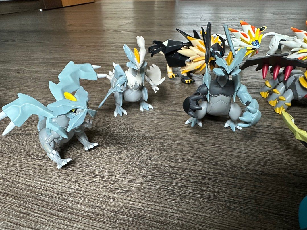 Lot of Pokemon Takara Tomy Pokemon Moncolle charizard mew lunala ...