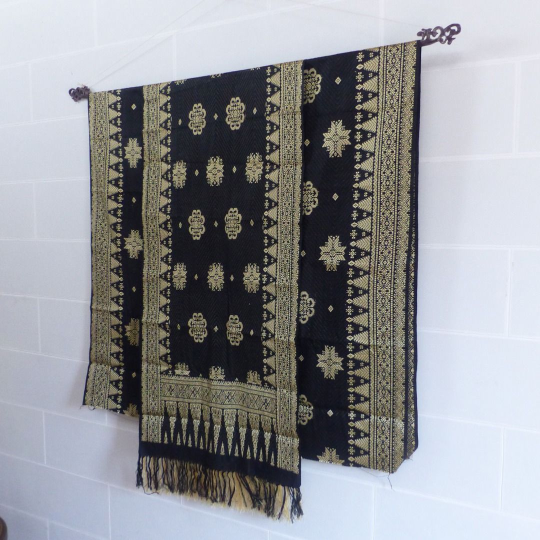Tenun Asli Lombok dengan Benang Emas, Desain & Kerajinan Tangan, Karya ...