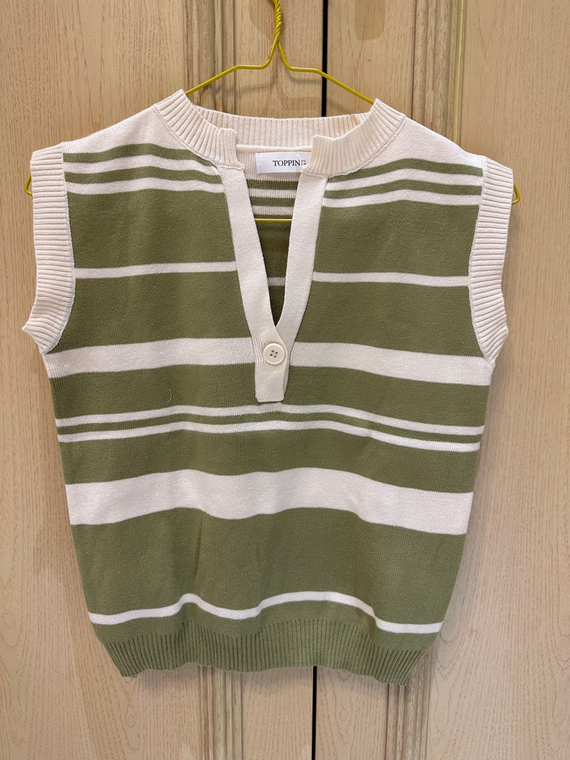 Top topping, Fesyen Wanita, Pakaian Wanita, Atasan di Carousell