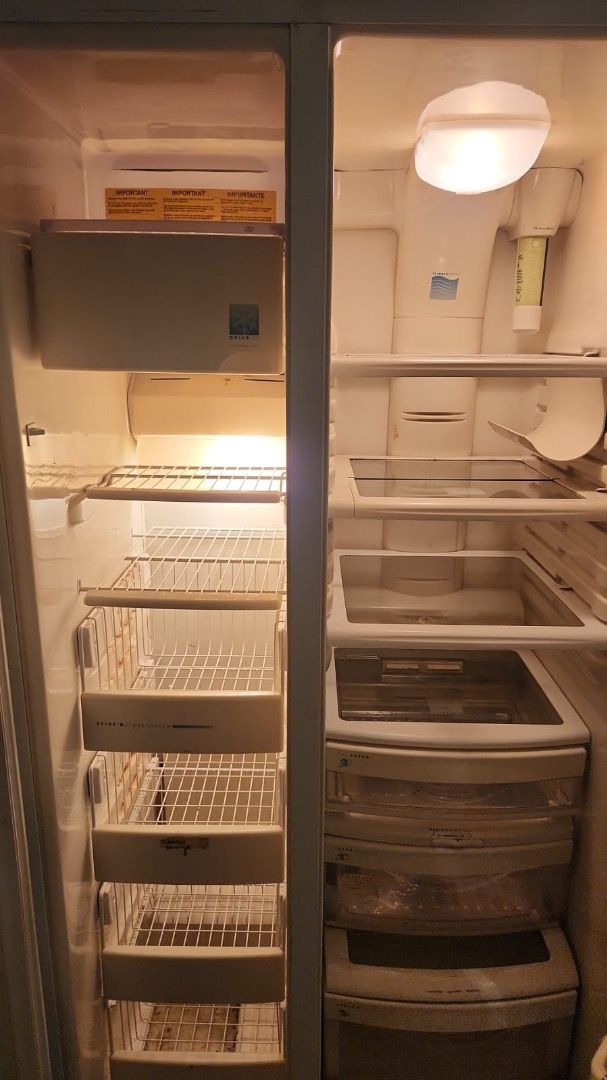 GE 785L Side-by-Side Refrigerator with Ice Maker & Refreshment Center ...