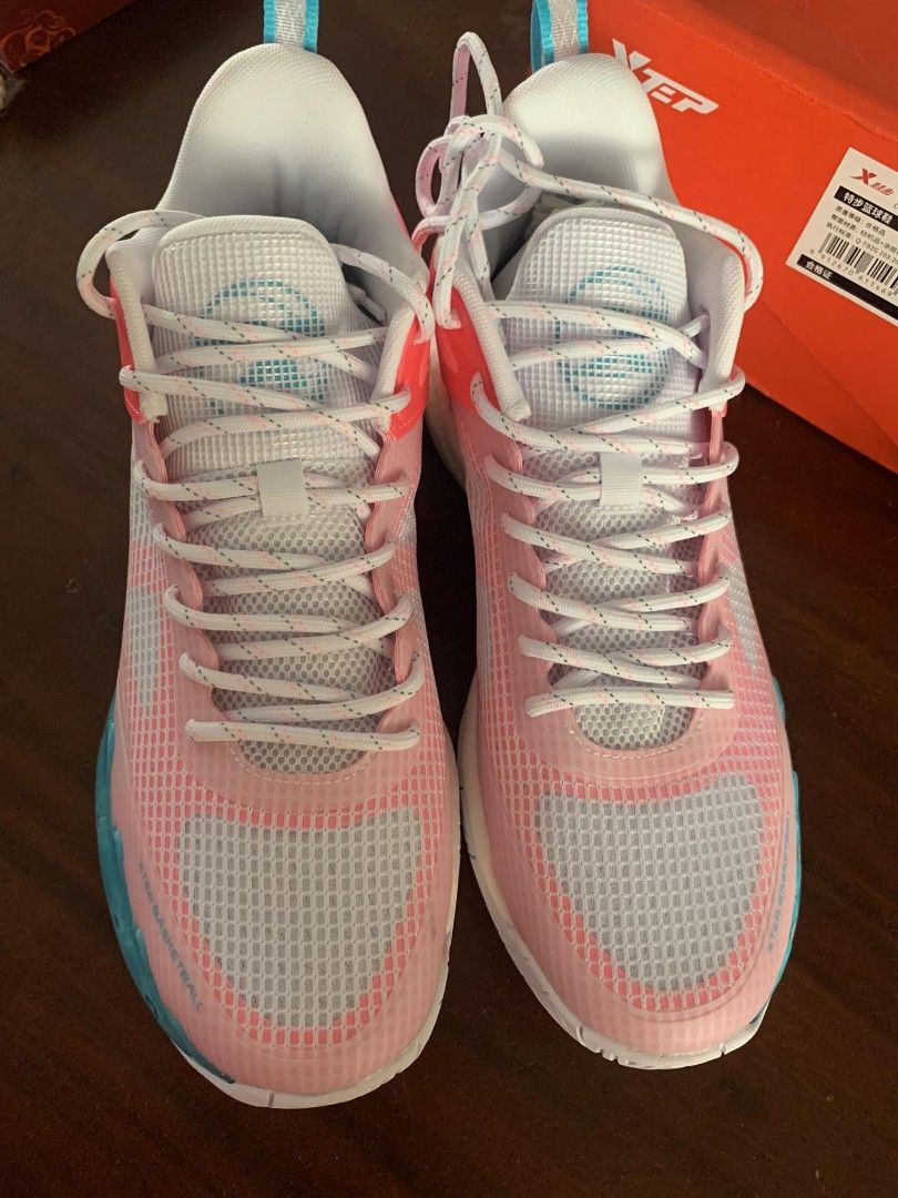 Light attack, Men's Fashion, Footwear, Sneakers on Carousell
