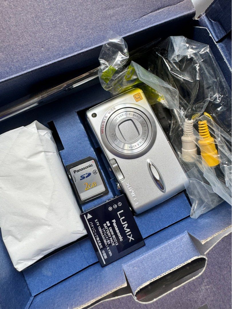 Panasonic lumix DMC-FX01 silver, Photography, Cameras on Carousell