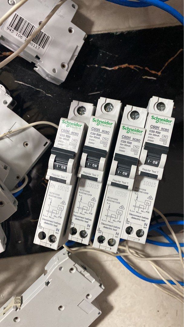 Schneider C60H 1P C 32A RCBO, 家庭電器, 轉插器及插頭 - Carousell