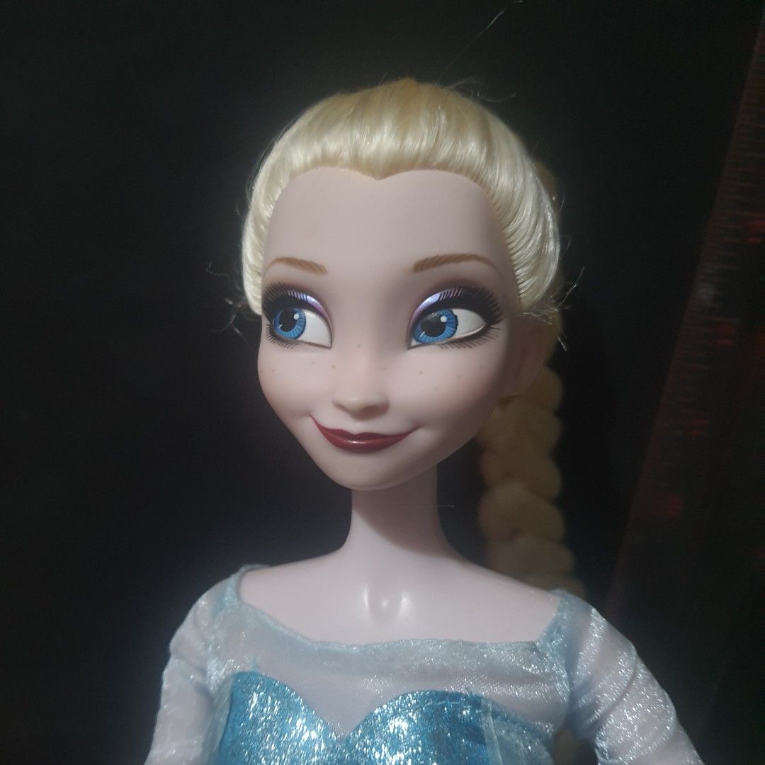 Singing Queen Elsa, Hobbies & Toys, Toys & Games on Carousell