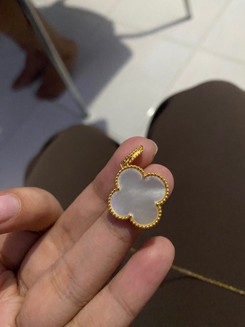 18k VCA gold 20mm with issue, Women's Fashion, Jewelry & Organizers ...