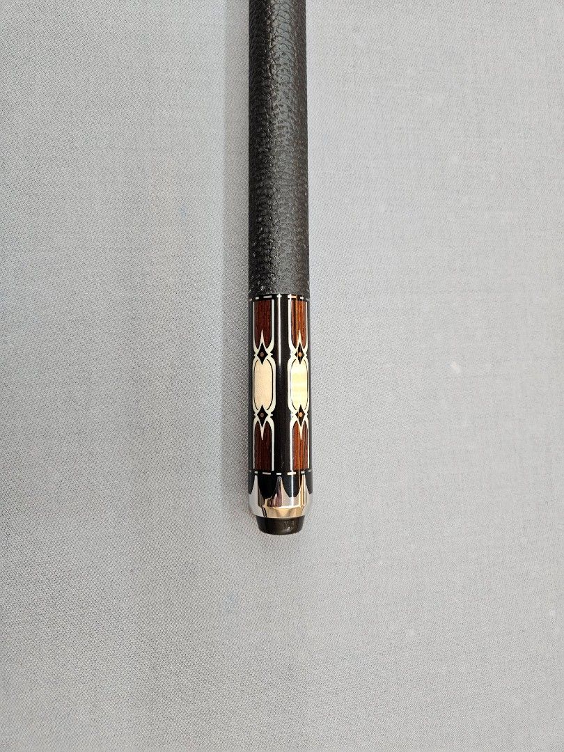 Predator Throne 2-4 cue, Sports Equipment, Sports & Games, Billiards ...