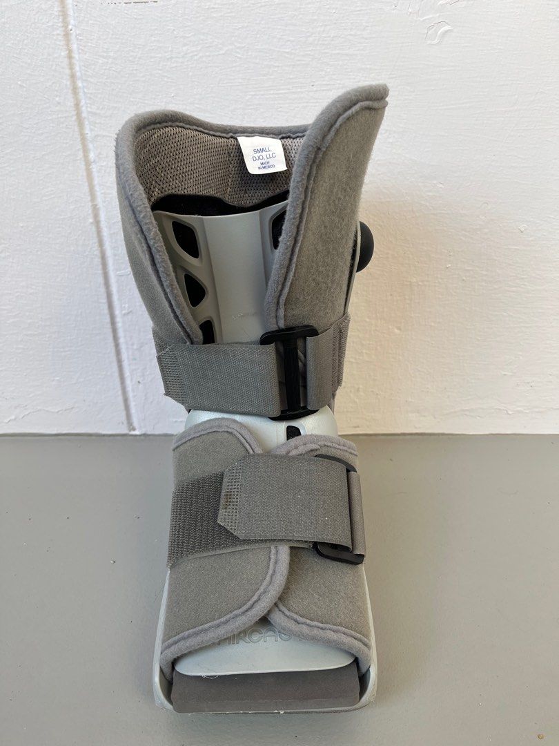 AirCast AirSelect short walking boot in size small, Health & Nutrition ...
