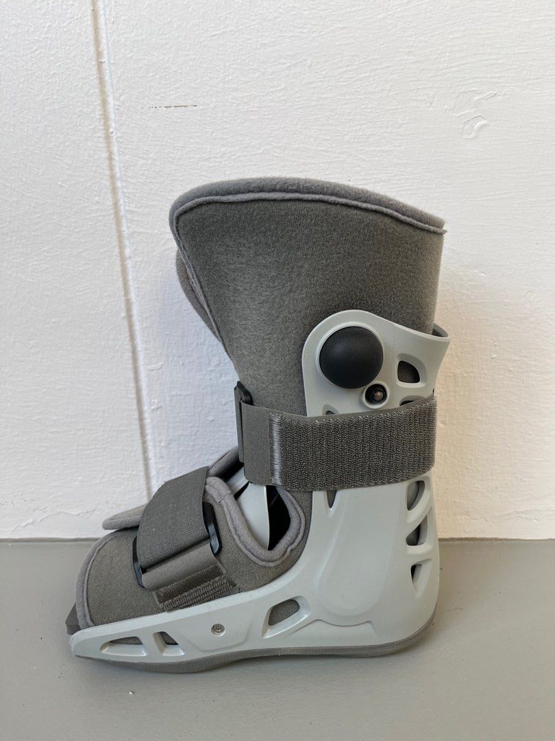 AirCast AirSelect short walking boot in size small, Health & Nutrition ...