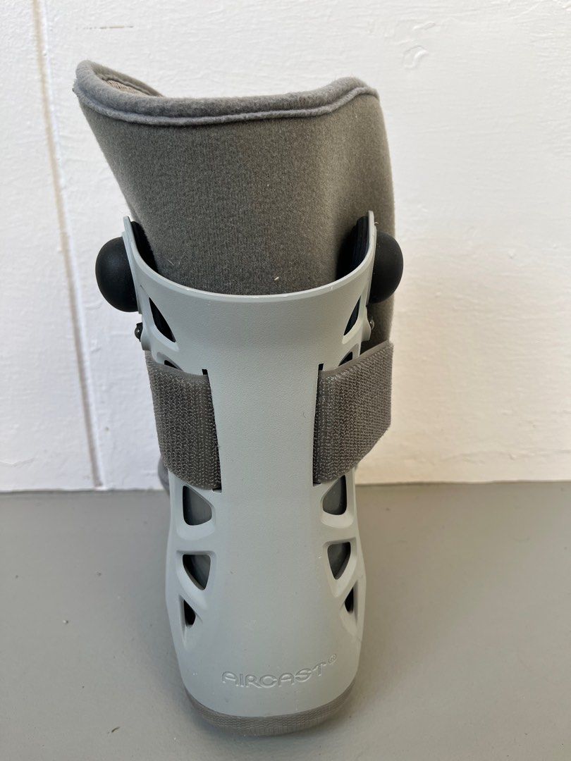 AirCast AirSelect short walking boot in size small, Health & Nutrition ...