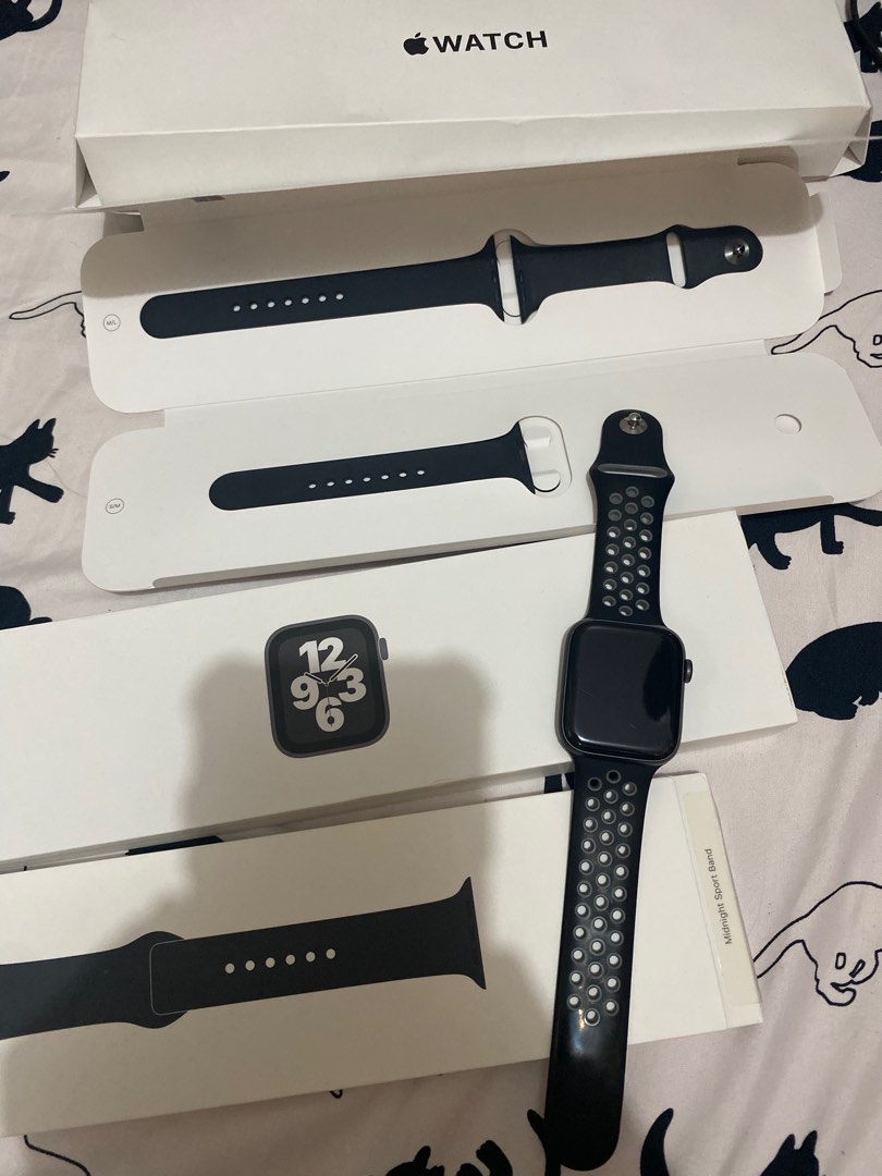 Apple watch se 1st gen 2020, Mobile Phones & Gadgets, Wearables & Smart ...