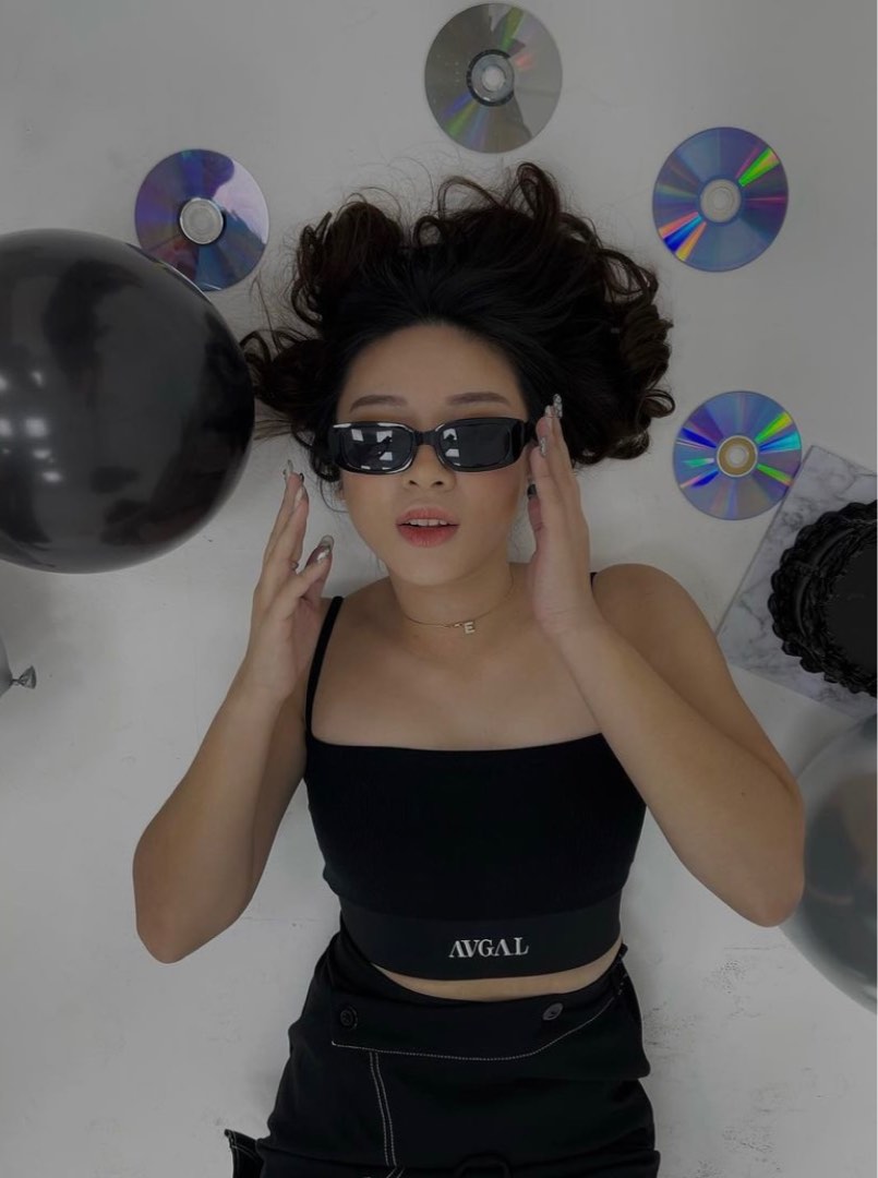 EI VI GAL crop tank, Fesyen Wanita, Pakaian Wanita, Atasan di Carousell