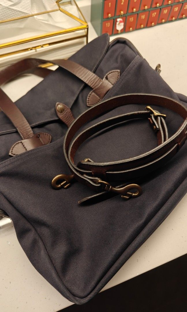 Filson Rugged Twill Original Briefcase (Navy), Men's Fashion, Bags ...