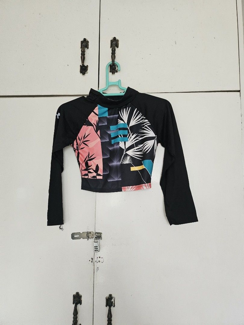 rash guard crop top, Women's Fashion, Swimwear, Rash guard on Carousell