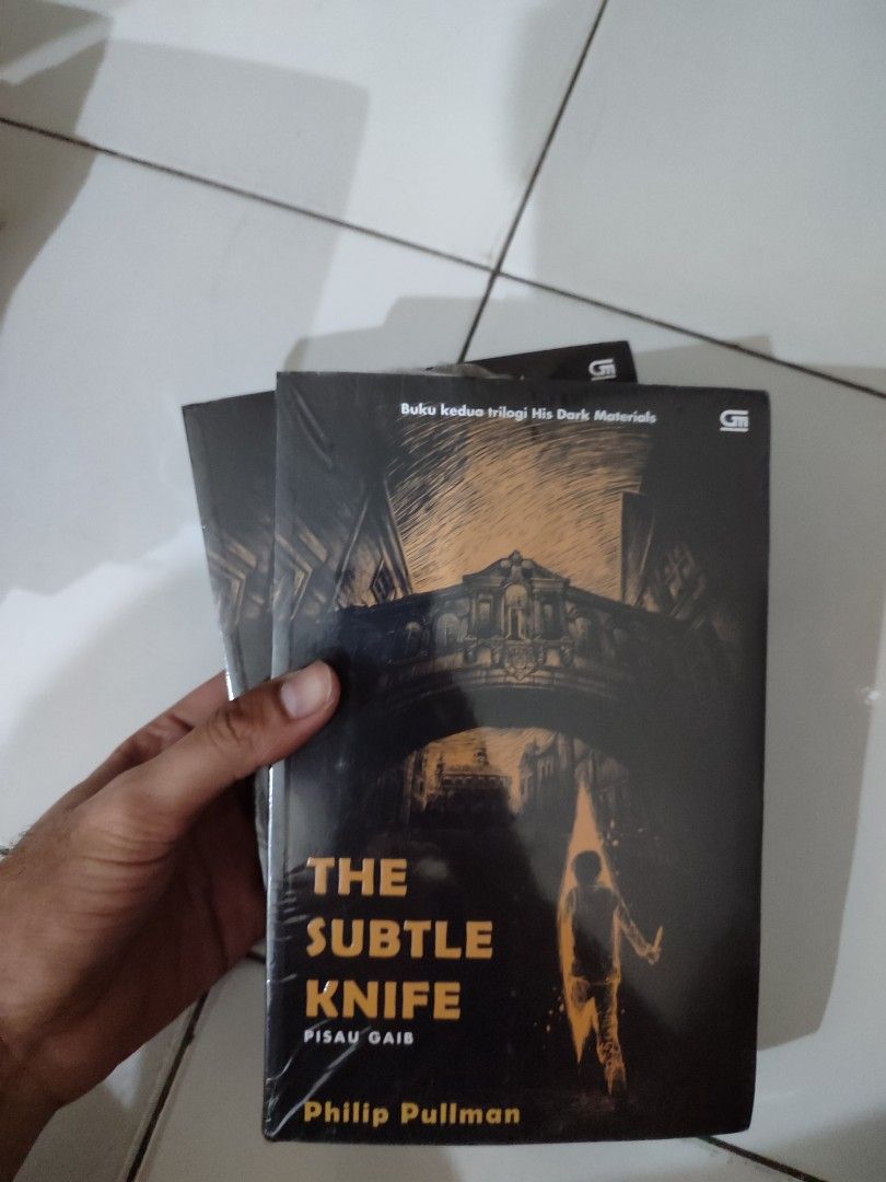 The Subtle Knife - Philip Pullman, Buku & Alat Tulis, Buku di Carousell