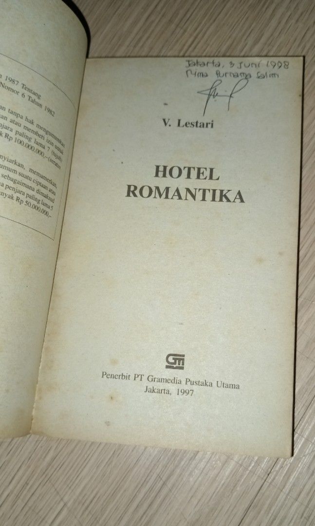 Novel Jadul V Lestari Hotel Romantika, Buku & Alat Tulis, Buku di Carousell