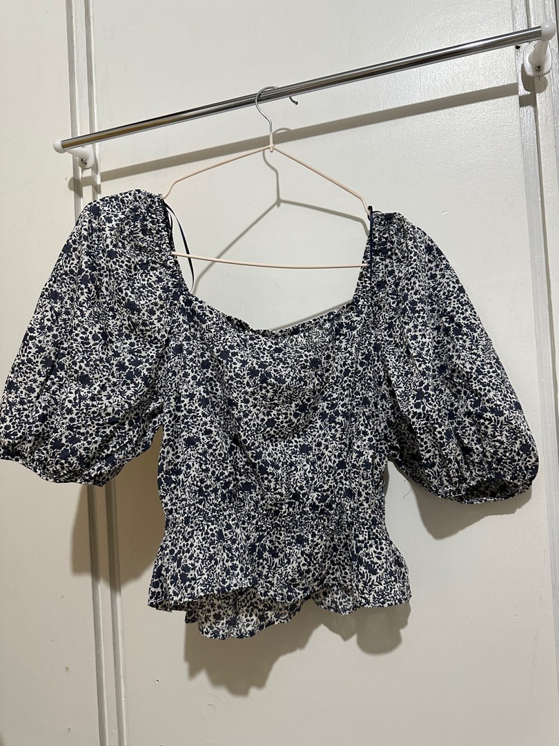 Uniqlo puff sleeve, Women's Fashion, Tops, Blouses on Carousell
