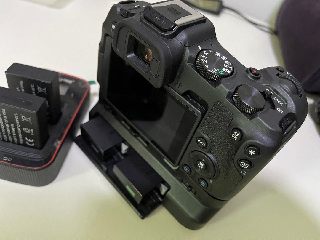 Eos R8 with battery grip, Photography, Cameras on Carousell