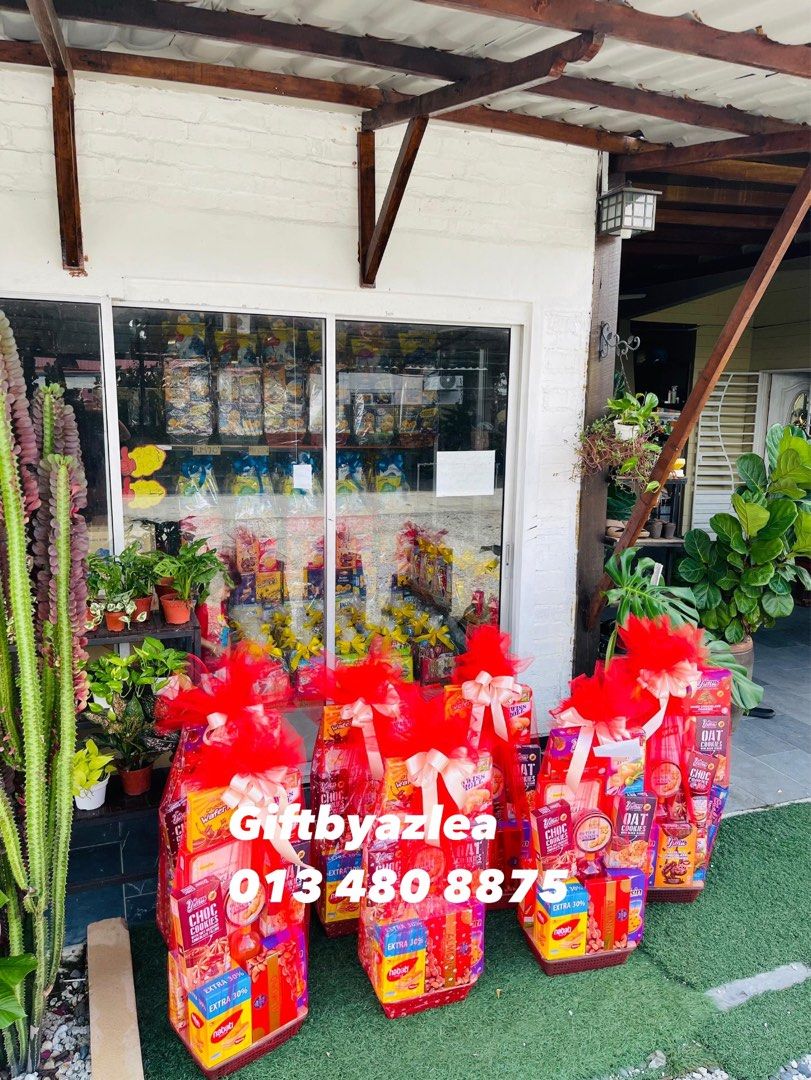 Hamper biskut dan chocolate netting, Food & Drinks, Gift Baskets ...