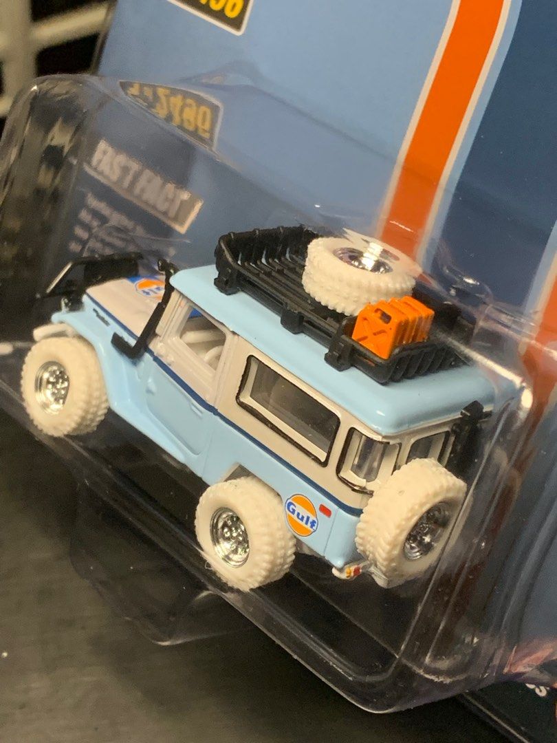 Johnny Lightning 1:64 die-cast 1980 Land Cruiser (Gulf) Clean white ...