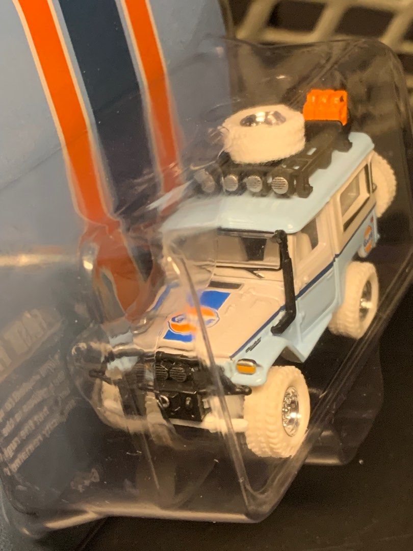 Johnny Lightning 1:64 die-cast 1980 Land Cruiser (Gulf) Clean white ...