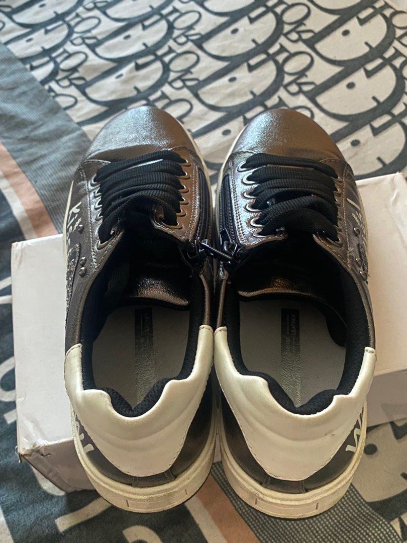 Original BATA sneakers, Women's Fashion, Footwear, Sneakers on Carousell