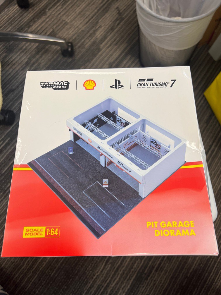 Shell Gran Turismo - Pit Garage Diorama, 興趣及遊戲, 玩具 & 遊戲類 - Carousell