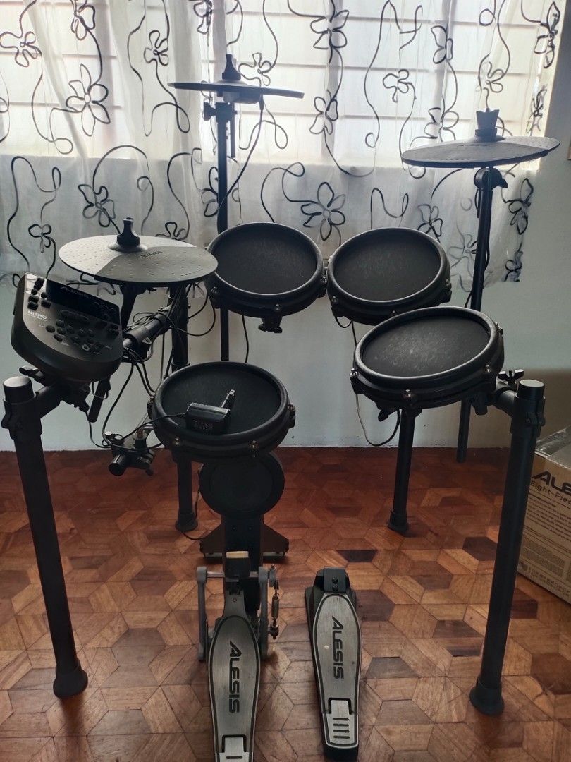 Alesis Nitro Mesh kit 8- piece electronic drum Kit with Mesh heads ...