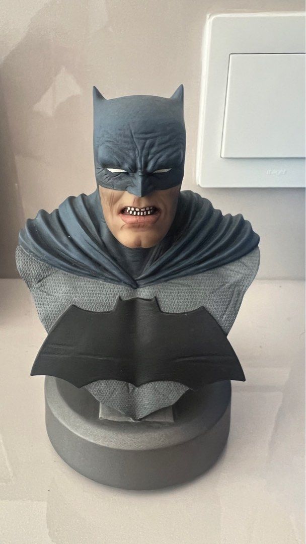 Batman Bust Collections 102/3000, Hobbies & Toys, Memorabilia ...