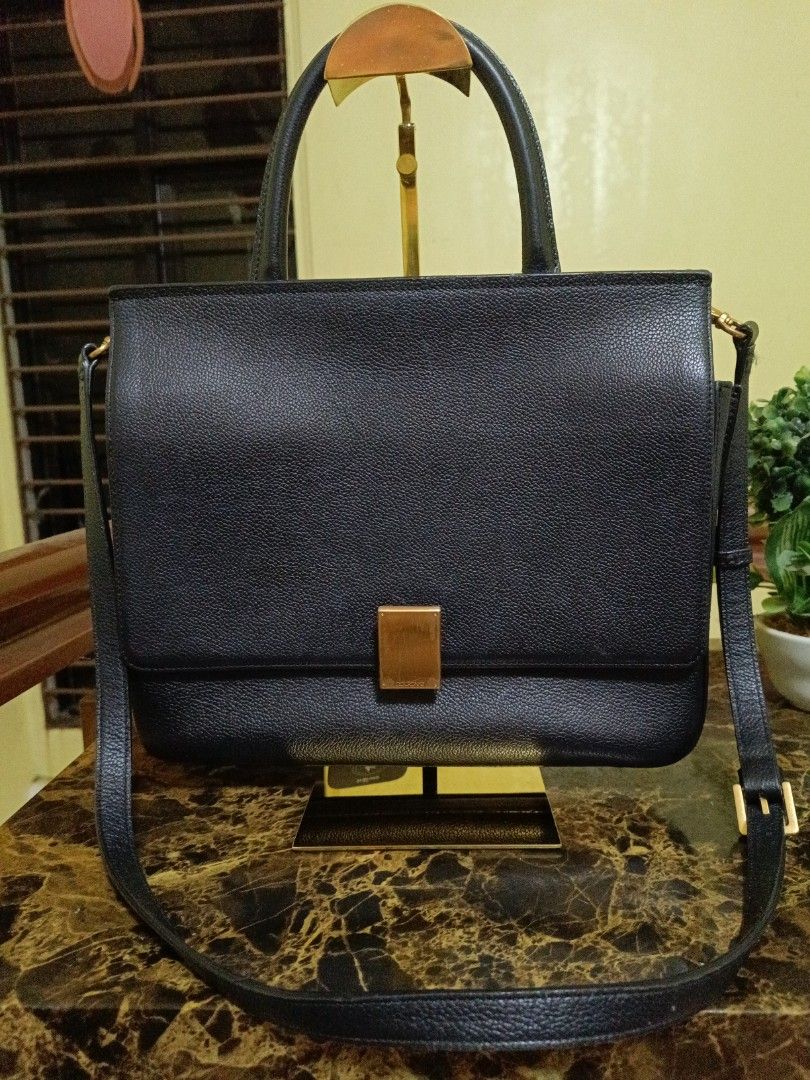 Rare Courrone Trapeze bag 2 way, Women's Fashion, Bags & Wallets ...