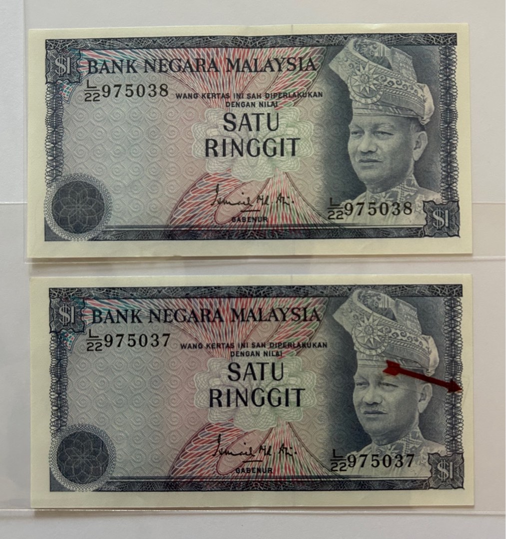 2 run Malaysia Satu Ringgit $1 Banknotes sign Ismail M A; one with ...