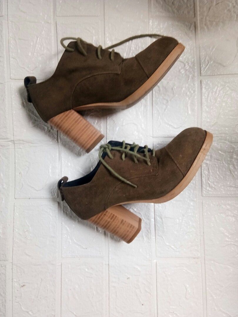 Army green boots, Women's Fashion, Footwear, Boots on Carousell