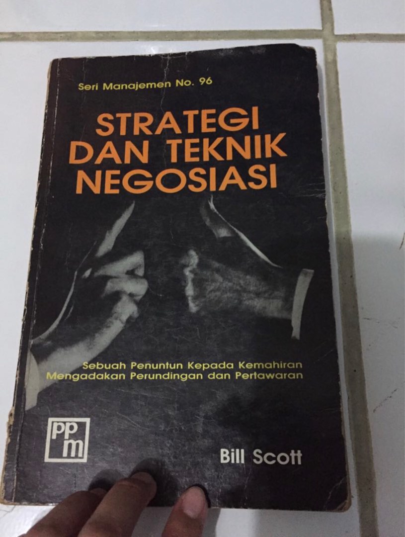 Buku Strategi dan teknik negosiasi (seri manajemen no. 96) Bill Scott ...