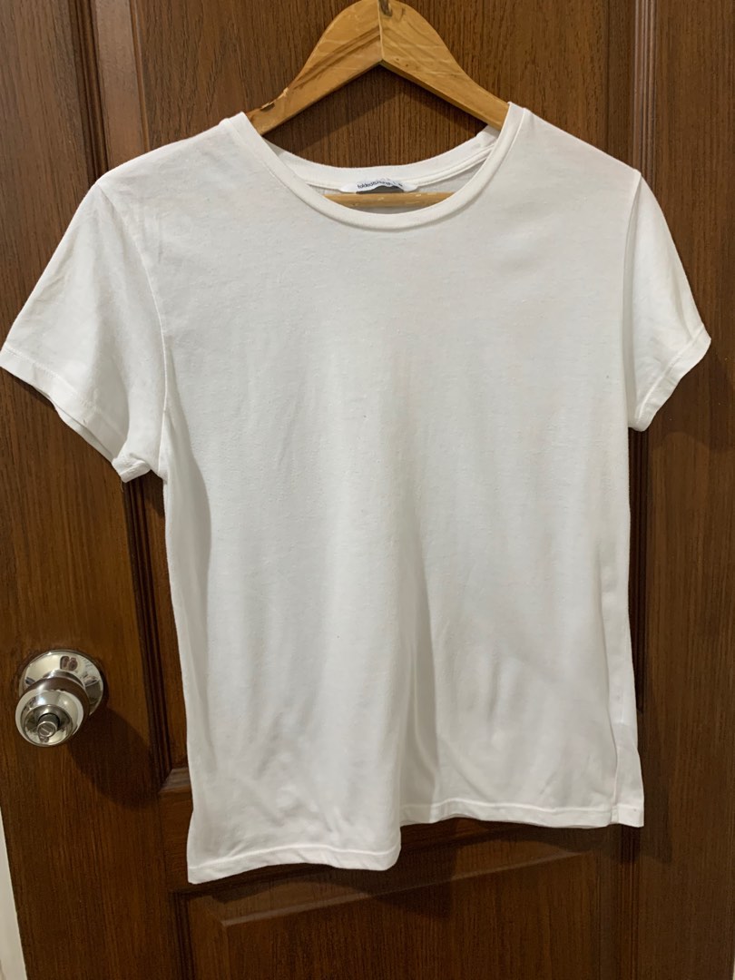 Folded&Hung White Basic Tee, Women's Fashion, Tops, Sleeveless on Carousell